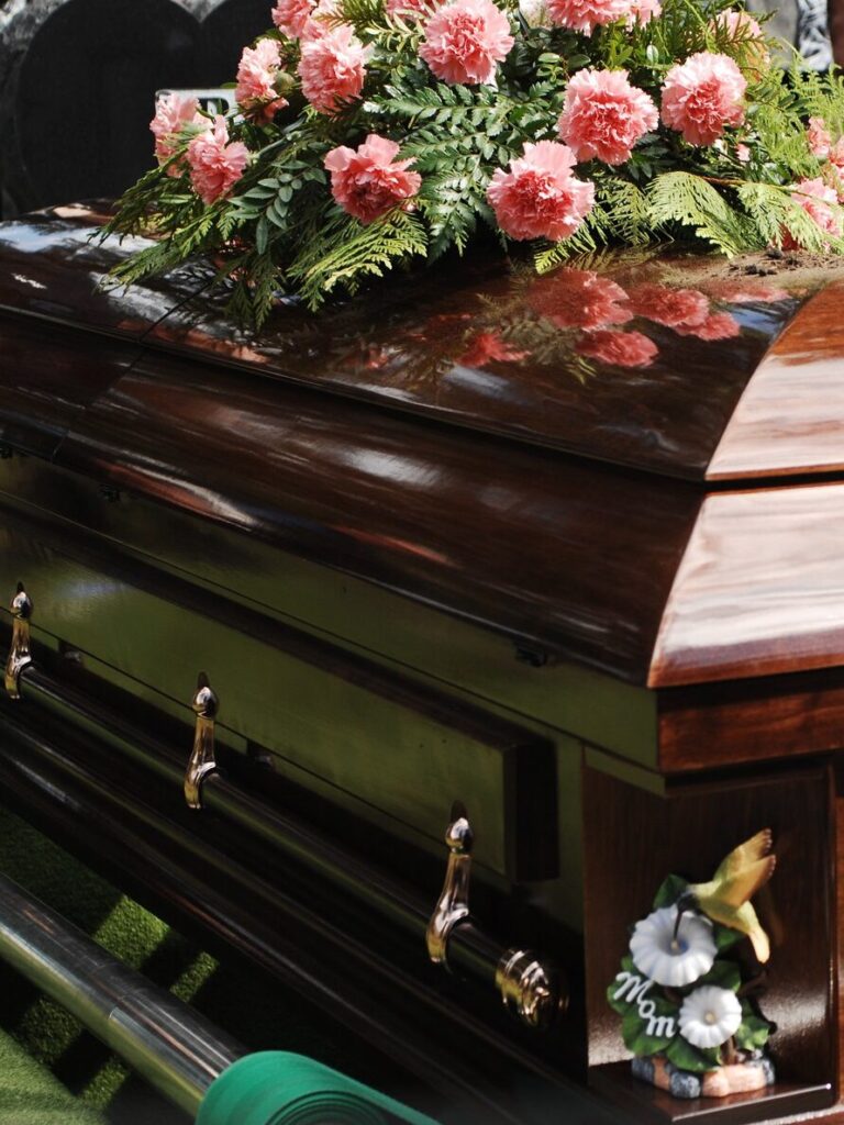 Descubre el inquietante significado de soñar con una caja de muerto café