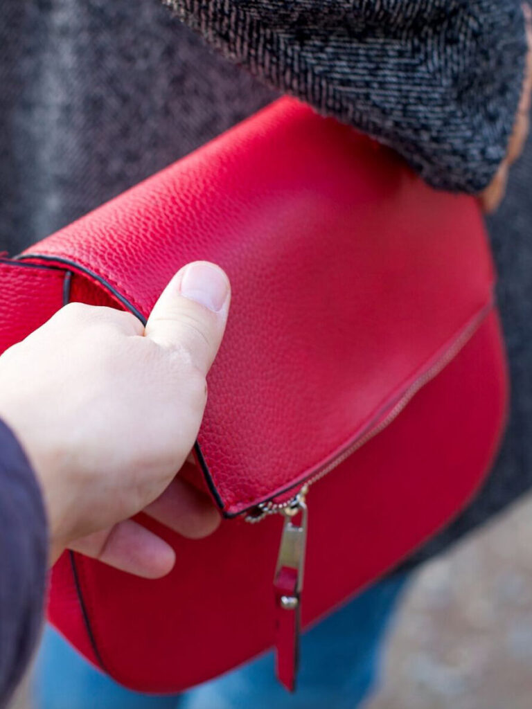 Descubre el significado de soñar con robar tu cartera