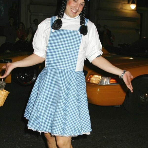 Descubre el significado de soñar con un hombre vestido de mujer